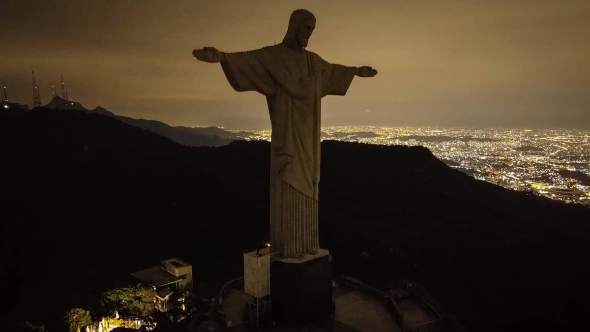 Impresionante imagen del Cristo Redentor de Río de Janeiro impactado por un rayo | NTN24.COM